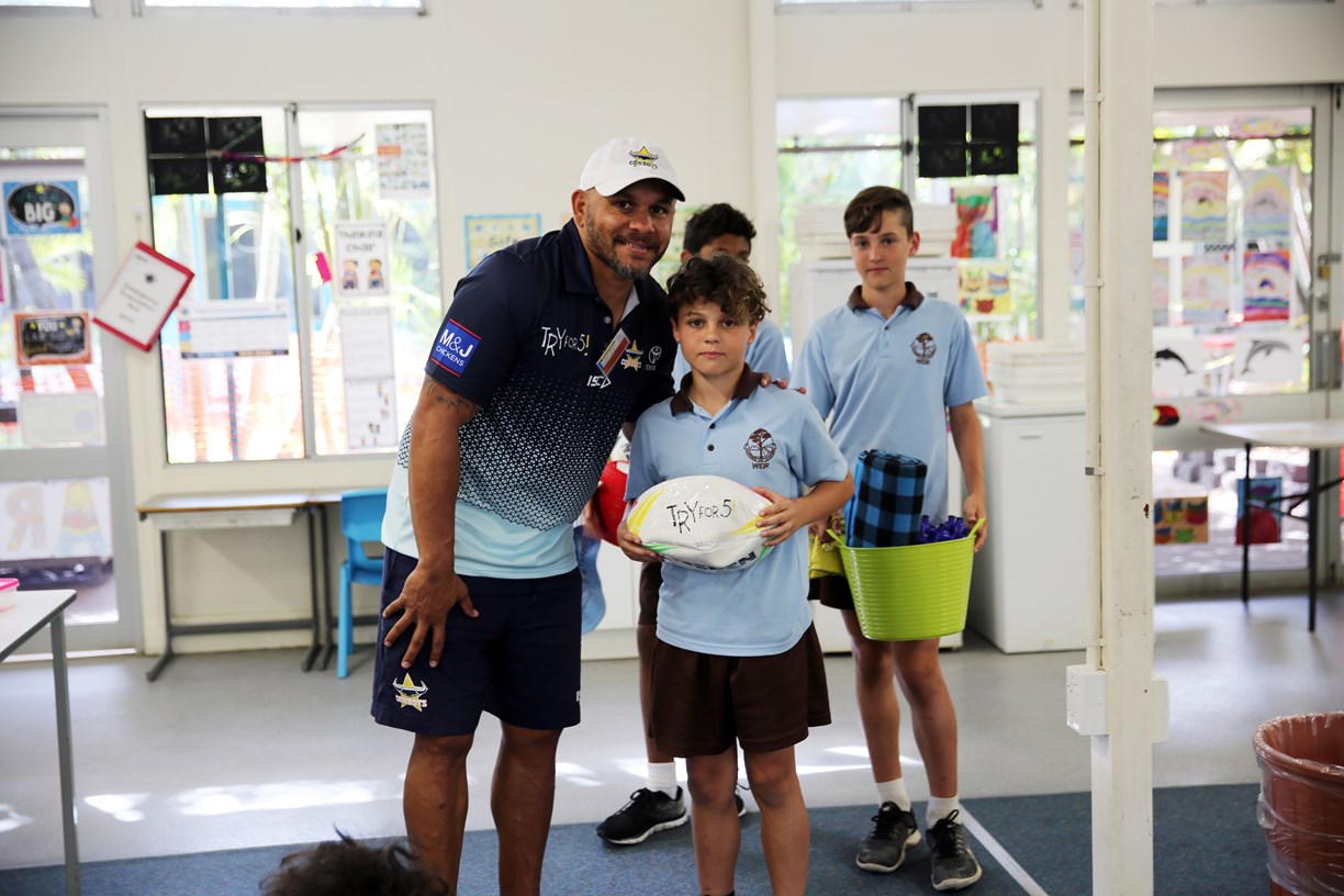 Mango goes on a Weir prize tour! | Cowboys